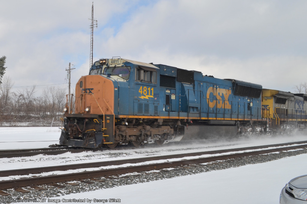 CSX 4811 blasts west